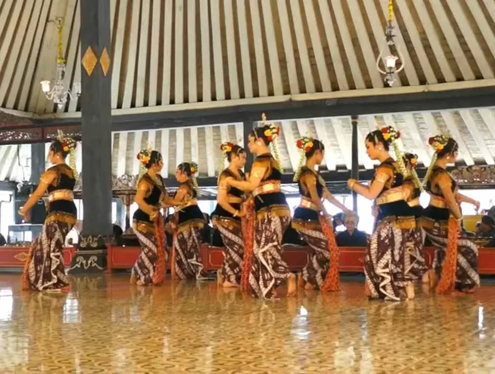 Tari Bedhaya Kesatuan Gerak Sakral Antara Tubuh, Jiwa, Dan Semesta ...